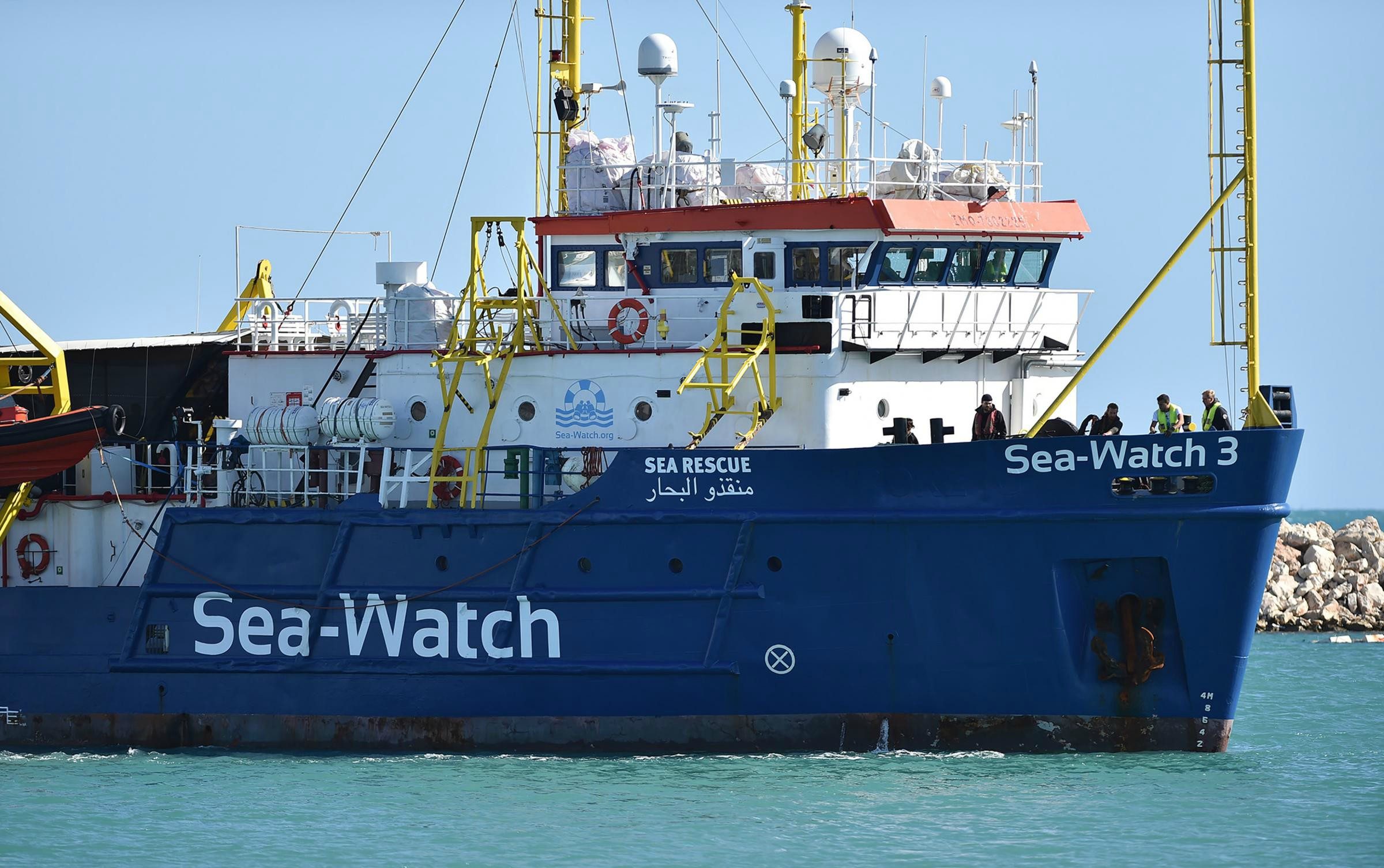 Sea Watch, Salvini autorizza lo sbarco di donne e bambini