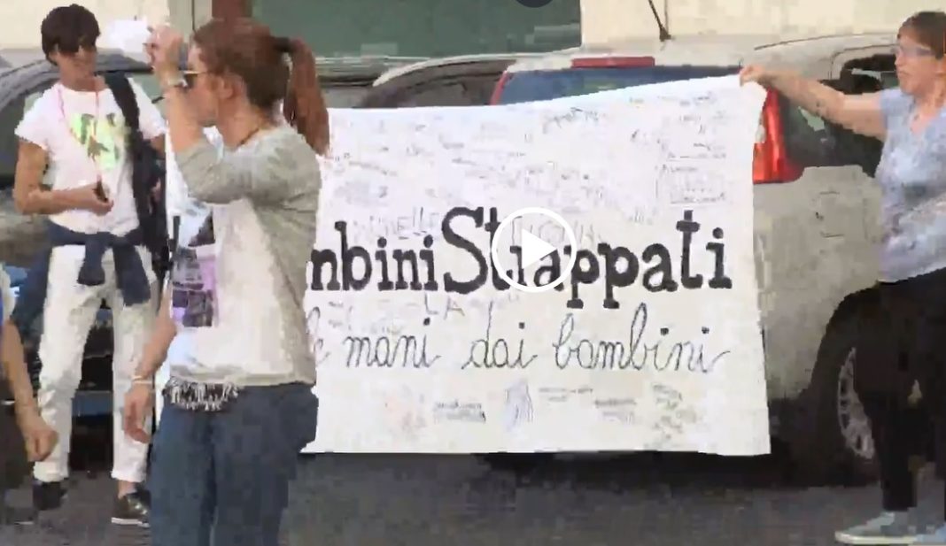 "Conte parlaci di Bibbiano". La protesta delle mamme contro il governo ...