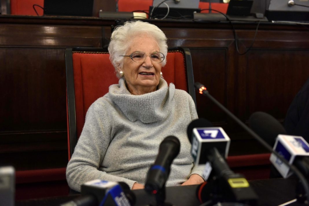 “Liliana Segre è solo in cerca di pubblicità”. E la prof viene messa ...
