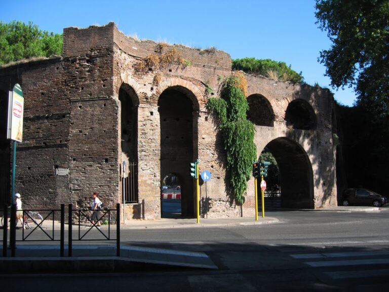 La Dea Roma riemerge dagli scavi di porta Metronia